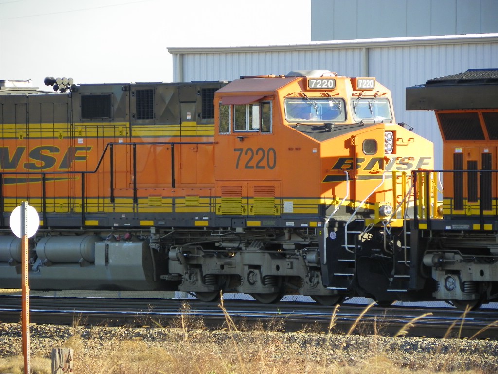 BNSF ES44DC 7220